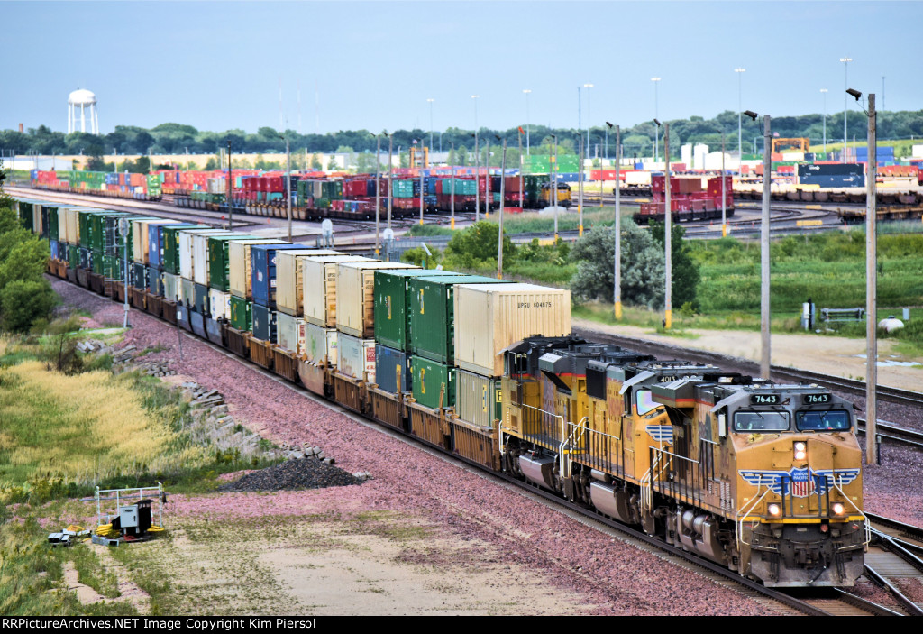 UP 7643 WB at Global 3